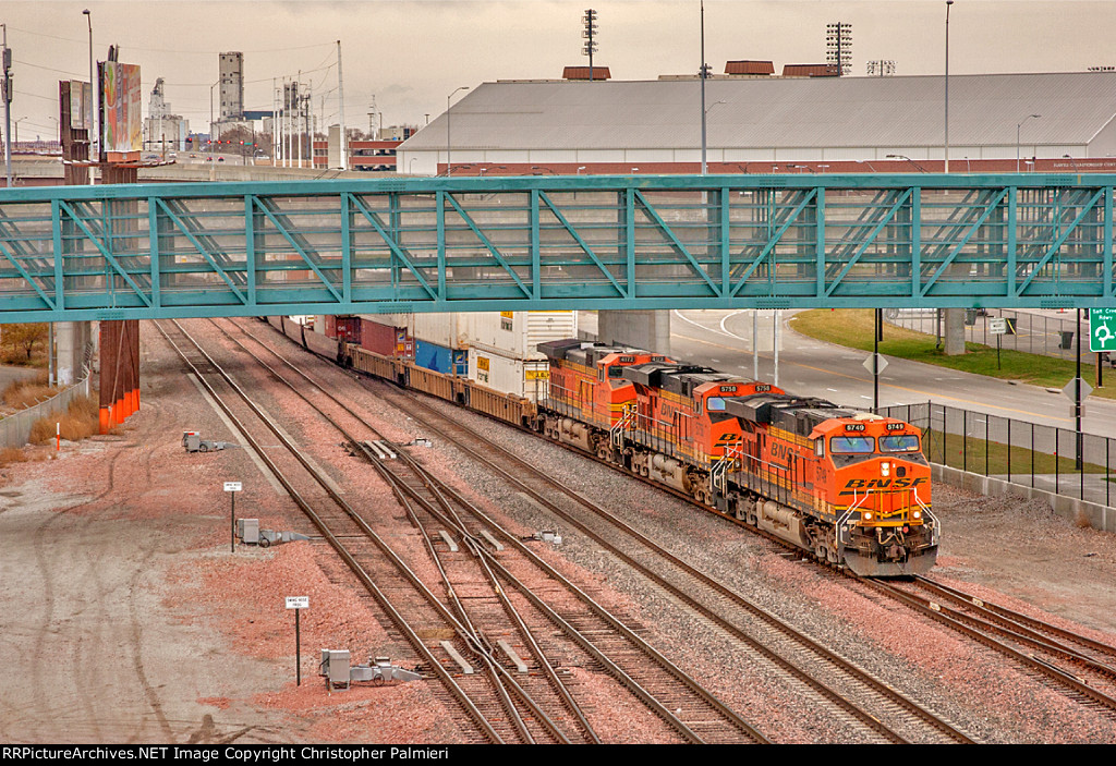 BNSF 5749 Leads Z-CHIDEN7-15